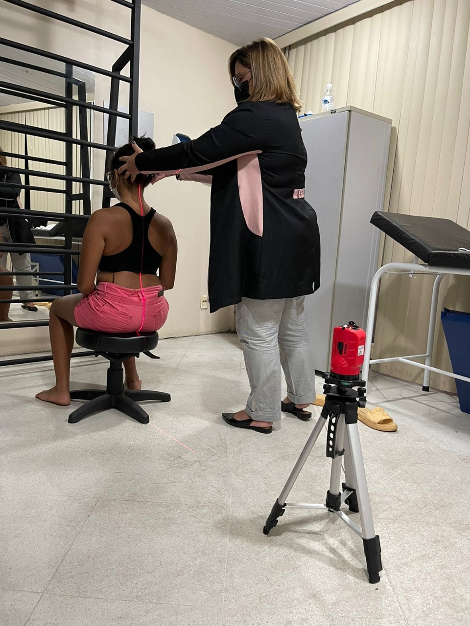 Projeto “Coluna Reta” oferece fisioterapia a pacientes com escoliose ...