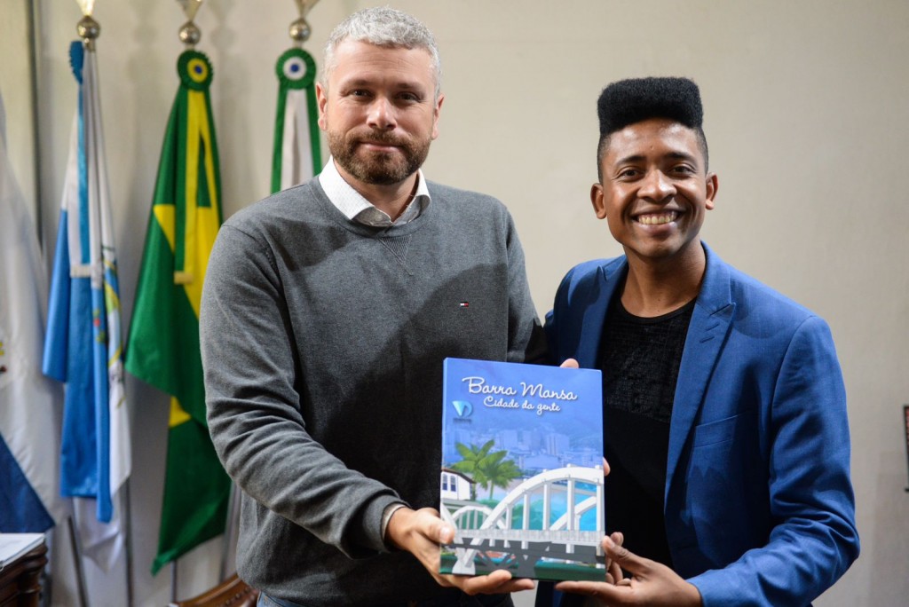 Prefeito De Barra Mansa Presenteia Câmara De Quatis Com O Livro ‘barra