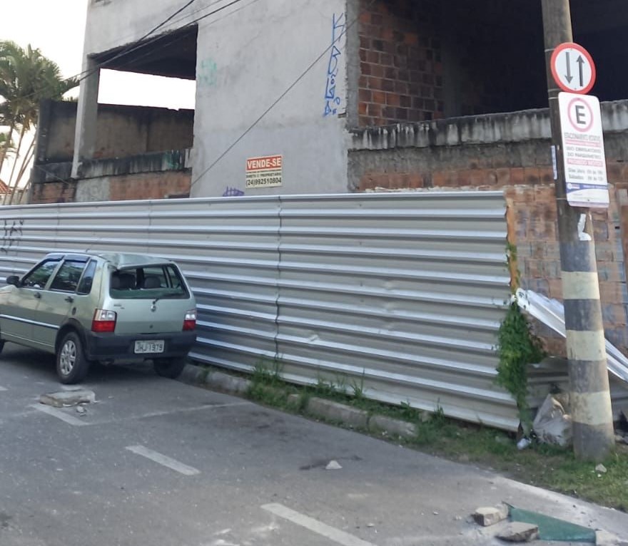 Reboco se desprende do quarto andar de prédio e atinge dois carros no ...