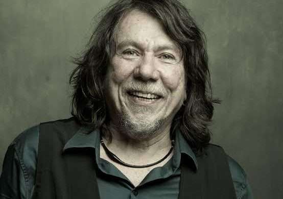 Escritora lança livro no Grebal para celebrar seus 70 anos - A Voz da ...