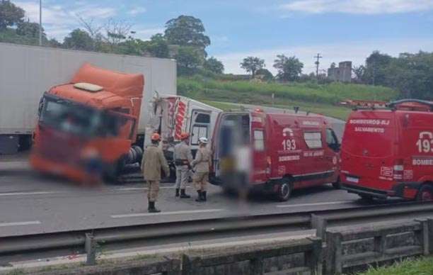 Duas pessoas ficam feridas em acidente entre caminhão e van na Via Dutra, em Barra Mansa - A Voz ...
