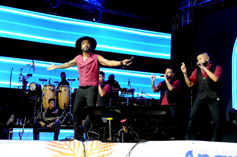 Alexandre Pires retorna a Angra dos Reis após 20 anos e reúne cerca de ...