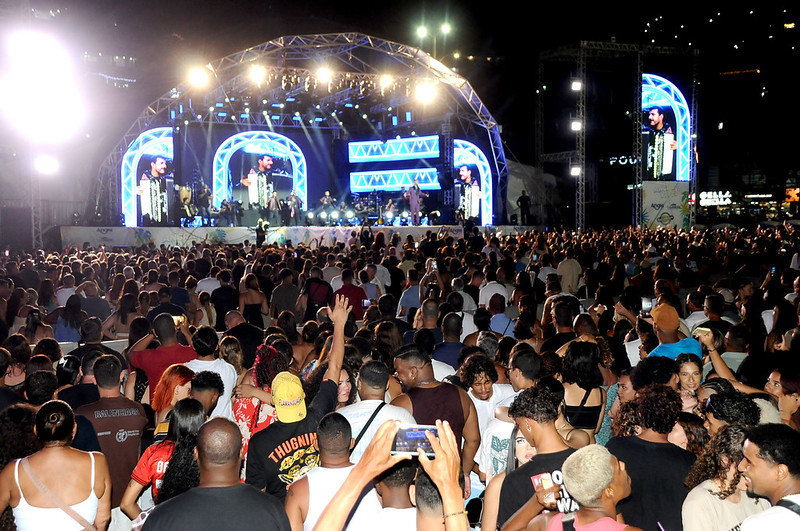 Alexandre Pires retorna a Angra dos Reis após 20 anos e reúne cerca de ...